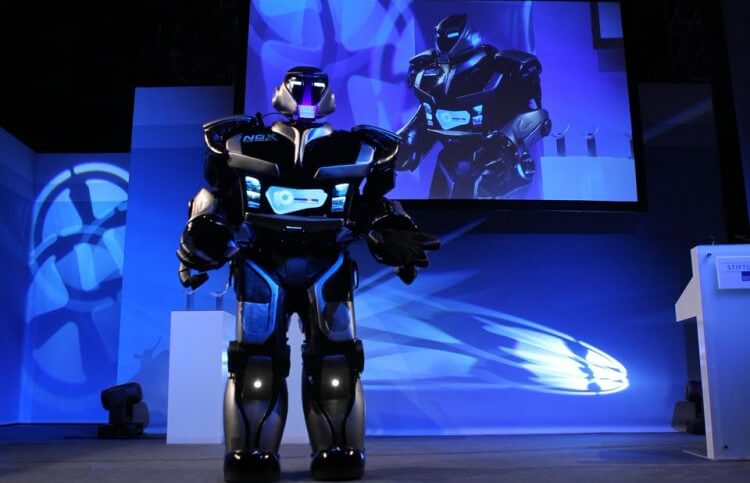 Nox the Robot | Walking Act